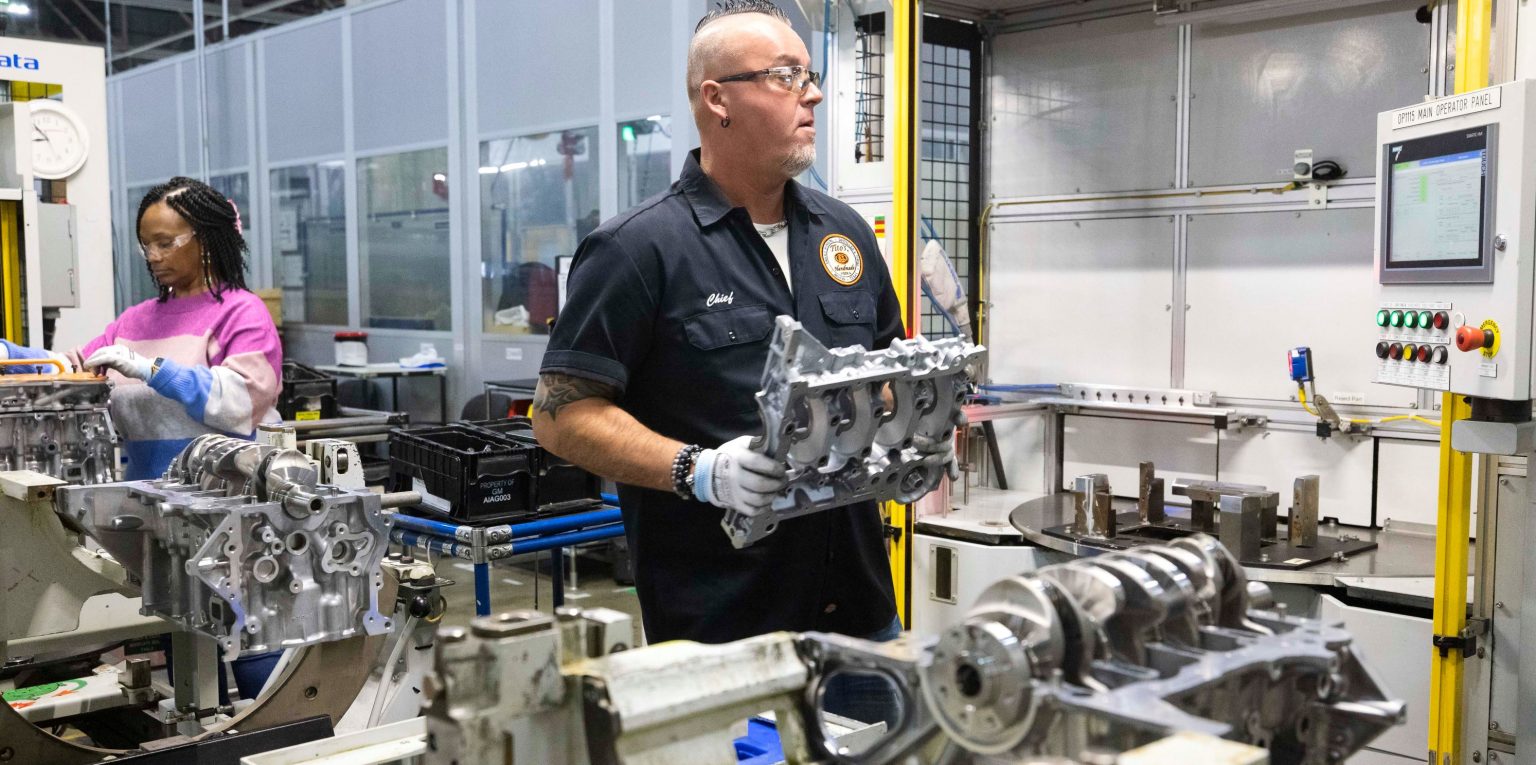 GM Confirms a New, 6th-Generation Small Block V8 Engine with Large ...