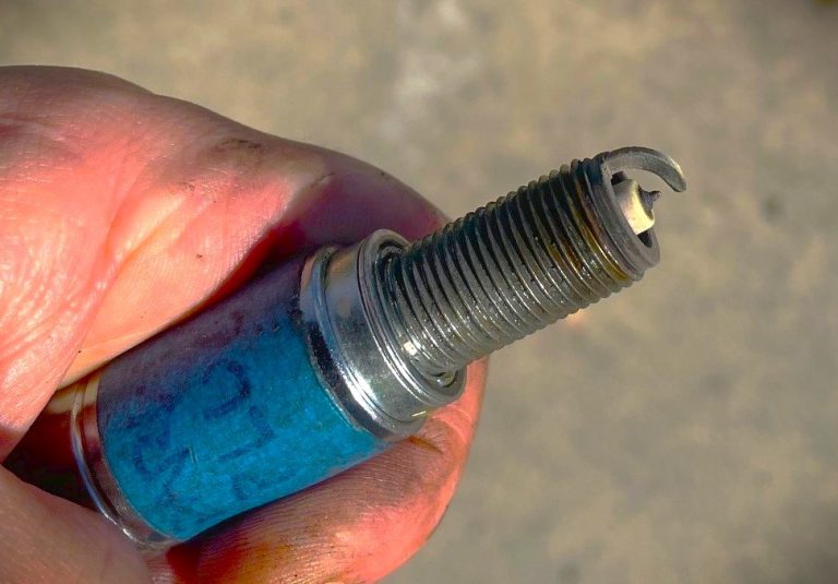 A Guide to Reading Spark Plugs (Infographic)
